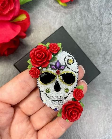 Черепок в розах Бисероплетение Бисер Швейные идеи