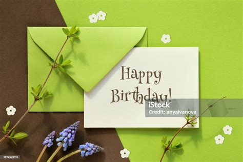 텍스트 생일 축하합니다 녹색의 그늘에 계절 배경 종이 봉투 신선한 나뭇 가지 녹색과 갈색 종이 배경에 심장 색종이 0명에 대한