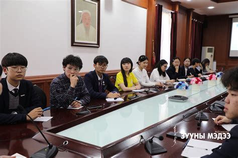 ФОТО “Өсвөрийн парламент” хөтөлбөрийн хүүхдүүд хүүхэд хамгааллын хуультай танилцав