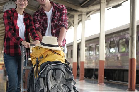 남자 및 여자에서 수하물 트롤리에 배낭 기차 역 휴일에 함께 사랑 커플 여행자 여행 가방에 대한 스톡 사진 및 기타 이미지 가방 관광 관광객 Istock