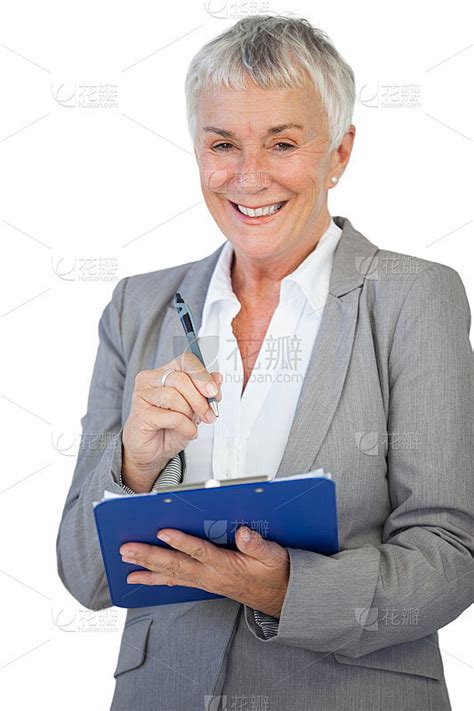 微笑的女商人拿着她的笔记板