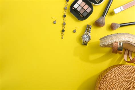 블로깅 뷰티 컨셉 노란색 배경에 전문 여성 메이크업 액세서리 시계 팔찌 그림자 가방 여성 배경과 패션 인스 타 그램 여성의 물건