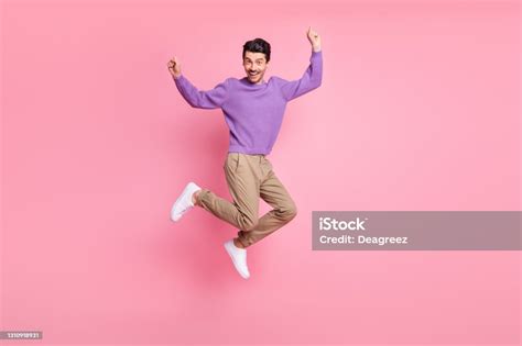 핑크 파스텔 컬러 배경에 고립 된 춤이 있는 매력적인 쾌활한 남자의 전체 길이 의 바디 사이즈 보기 갈색 머리에 대한 스톡 사진 및 기타 이미지 Istock