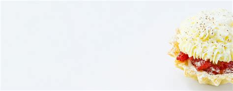 긴 배너 머리글 베이커리 카페입니다 딸기와 쿠키 미니 타르트 잼 고 Buttercream 흰색 배경 설탕 프로 스 팅을 채찍 질 우아한 유럽 프랑스 결혼식 파이 고 디저트