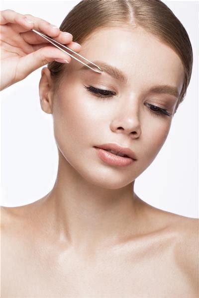 دختر جوان زیبا با آرایش طبیعی سبک موچین ابرو و مانیکور فرانسوی صورت زیبایی عکس گرفته شده در