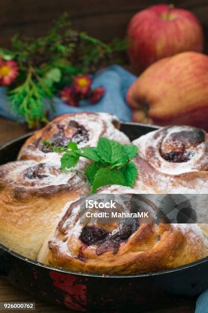 수 제 체리 파이 뿌려 가루 설탕과 사과의 배경에 민트의 장식 목조 소박한 배경입니다 상위 뷰 갈색에 대한 스톡 사진 및 기타 이미지 Istock