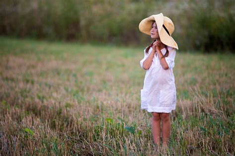 좋은 흰색 여름 드레스와 큰 밀짚 모자에 긴 머리띠와 젊은 유행 사랑스러운 귀여운 소녀 귀여운에 대한 스톡 사진 및 기타 이미지