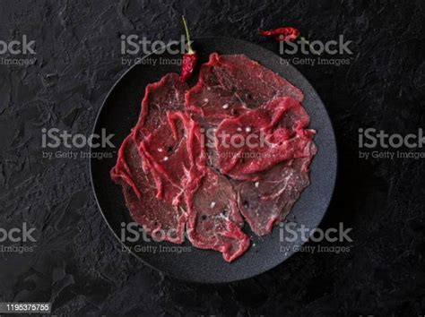 검은 슬레이트 배경에 레몬 올리브 오일 파르메산 치즈를 곁들인 대리석 쇠고기 카르파치오 맨 위 뷰 복사 공간 0명에 대한 스톡 사진 및 기타 이미지 Istock