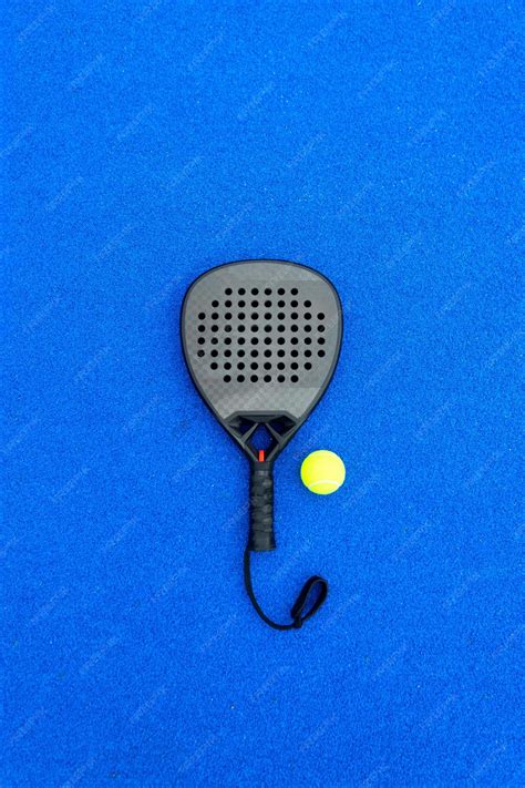 복사 공간 스포츠 코트와 공을 가진 패들 테니스 라켓 배경 프리미엄 사진