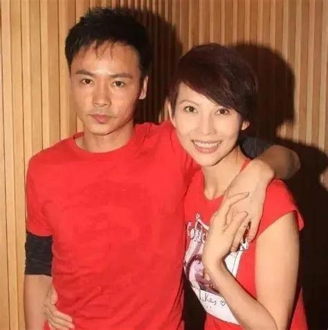 51岁蔡少芬晒与老公合照，素颜出镜皱纹疤痕超明显，满脸夫妻相太甜蜜了