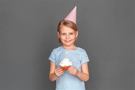 생일 축하해요 컵케이크미소와 함께 회색으로 고립된 모자를 쓰고 있는 어린 소녀 4 5세에 대한 스톡 사진 및 기타 이미지 4