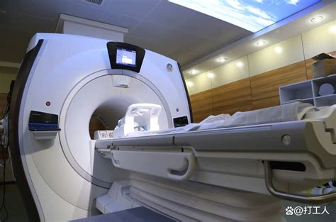 我给大家看看，联影医疗和西门子3 0t核磁共振设备采购和运行成本对比：