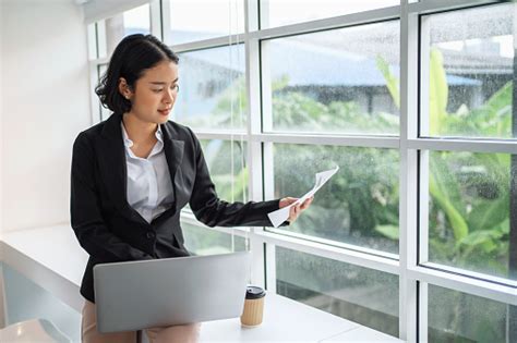 노트북을 사용하고 사무실에서 예산을 확인하기 위한 서류를 들고 있는 사업가 20 24세에 대한 스톡 사진 및 기타 이미지 20 24세 가정의 방 경영자 Istock