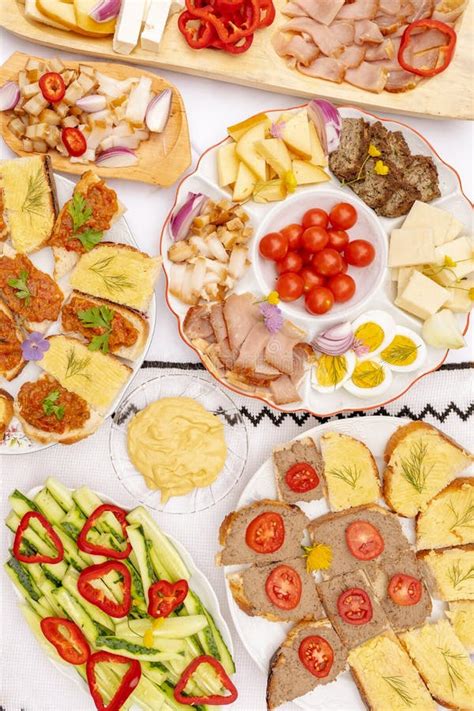 Tabla Llenada De La Comida Tradicional De Rumania Y Del Moldavia En A Imagen De Archivo Imagen