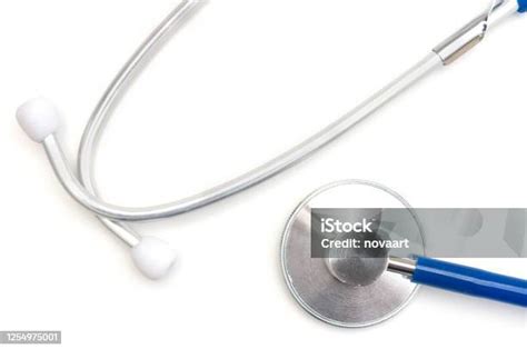 의사 청진기 블루 고무는 질병을 진단하기위한 환자 심장 박동을 검사하고 텍스트 복사 공간과 흰색에 고립 된 의사 청진기의 일부를 닫습니다 간호사에 대한 스톡 사진 및 기타