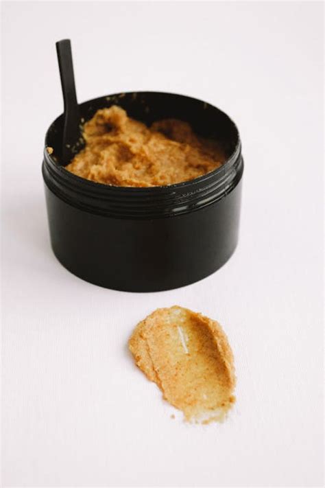 각질 제거 개인 관리 건강과 아름다움 건강한 피부 검은 항아리 그라나다 깨끗한 럭셔리 마사지 목업 미니멀리스트 미용 제품 미용 치료 바디 스크럽