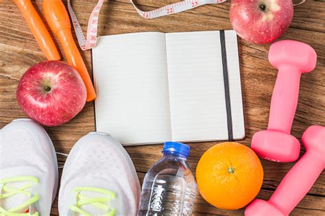 피트 니스 건강 하 고 활동적인 라이프 스타일 개념 물 병 아령 스포츠 신발 헤드폰와 사과 나무 배경에 스마트폰 텍스트에 대 한 공간을 복사 합니다 상위 뷰 건강한 생활