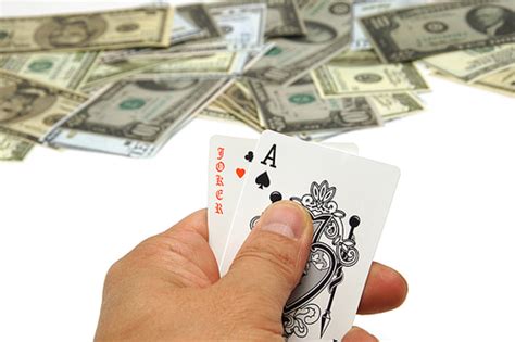 지폐배경의 스페이드 에이스와 조커 카드를 들고있는 손 유토이미지 상세페이지 베이직샵 사진 20278085