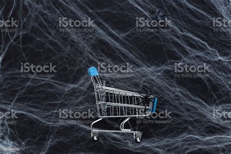 할로윈 판매 쇼핑 거미줄과 거미와 검은 배경에 슈퍼마켓 트롤리 할로윈 장식 위쪽 보기 10월에 대한 스톡 사진 및 기타 이미지 Istock