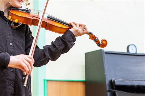 교사가 바이올린을 연주하는 동안 지판의 손가락 위치를 수정합니다 음악 교육 0명에 대한 스톡 사진 및 기타 이미지 0명 교습 사진 이미지 Istock