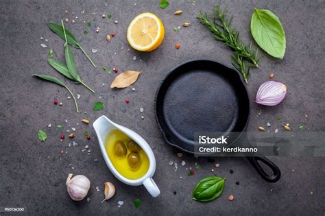 어두운 돌 배경에 빈 오래 된 무 쇠 Skille 스테이크 개념 복사 공간을 만들기 위한 재료입니다 각종 허브와 양념 로즈마리 세이 지 베이 잎 바 질 마늘 및 후추의 열매