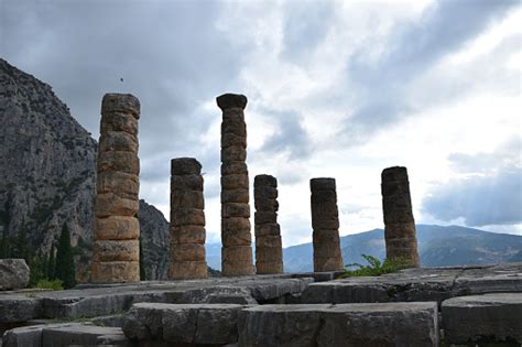 그리스의 주요 기념물과 사이트의 전망 파르나수스 산에 있는 델파이의 고대 유적 델파이오라클 0명에 대한 스톡 사진 및 기타 이미지 Istock