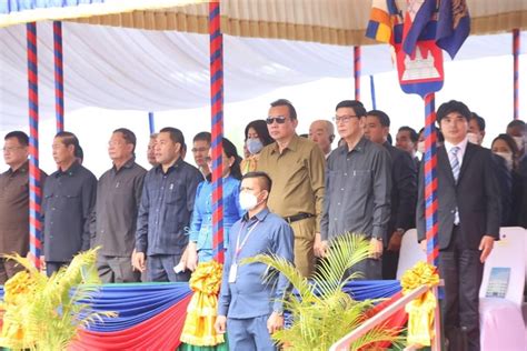 សម្ដេចតេជោ ហ៊ុន សែន ណែនាំតម្រូវឲ្យសិស្សគោរពទង់ជាតិ ដោយការច្រៀងបទ «នគររាជ គ្រប់សាលារៀនទាំងអស់