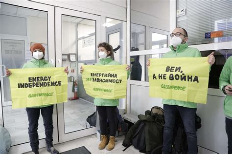 Активисти на „Грийнпийс“ България окупираха МЕ „Време е за възобновяема енергия и мир