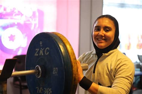دختر وزنه‌بردار مشهدی برای رویداد گزینشی المپیک در ازبکستان آماده می‌شوم