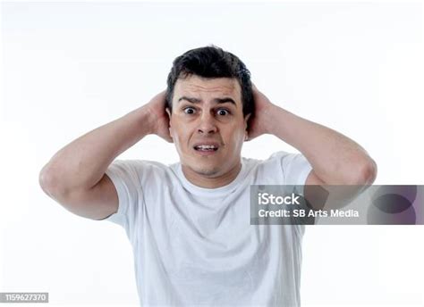 사람 인간의 감정 감정과 공포 얼굴 표정 개념에서 무서운 제스처를 만드는 무서운 얼굴 표정으로 충격에 젊은 남자의 초상화 흰색 배경에 격리 겁먹은에 대한 스톡 사진 및 기타