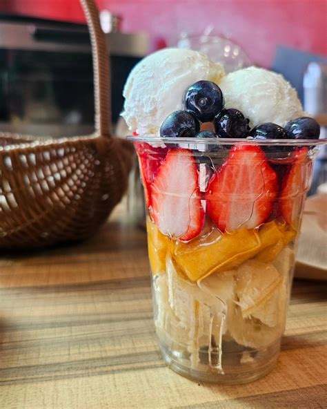 카페 꿀토끼네서 제일 많이 나가는 메뉴가 뭘까요 정답은 과일그릭요거트 입니다🤗 보통은 사과 바나나 용과가 들어가구요 계절에 따라 계절과일로 바뀌기도 합니다 과일이