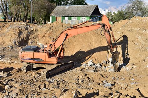 건설 현장이나 채석장에서 콘크리트와 단단한 바위를 파괴하기 위해 유압 차단기 망치가 있는 크롤러 굴삭기 잭 해머는 발파 방법없이 사용 하드 록 철거 0명에 대한 스톡 사진