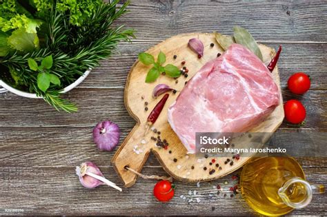 원시 고기입니다 향신료와 소금 나무 테이블에 절단 보드에 돼지고기의 큰 조각 최고의 볼 수 있습니다 0명에 대한 스톡 사진 및 기타 이미지 Istock