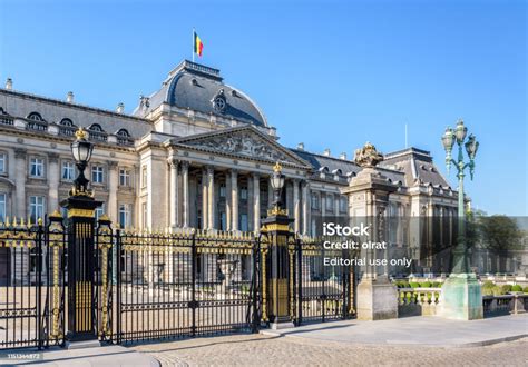 브뤼셀의 왕궁 벨기에 브뤼셀의 역사적인 센터에 있는 벨 기의 왕과 여왕의 공식 궁전 0명에 대한 스톡 사진 및 기타 이미지 0명 Capital Region 가로등