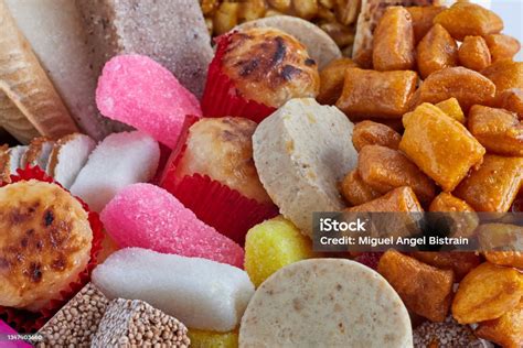 전통적인 멕시코 과자 바구니 무에가노스 사각지대 마지판 땅콩 크라운 코코넛 캔디 아마란스 캔디 코카다 보라치토스 세비야 0명에 대한 스톡 사진 및 기타 이미지 Istock