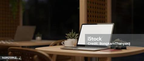 밤에는 아름답고 최소한의 커피 숍에서 테이블에 노트북 모형 공동 작업 공간 0명에 대한 스톡 사진 및 기타 이미지 0명 3차원 형태 공란 Istock