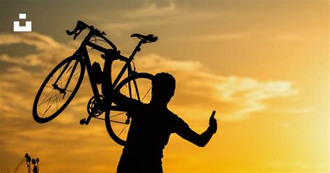 자전거를 어깨에 메고 있는 남자의 실루엣 사진 Unsplash의 무료 루마니아 이미지