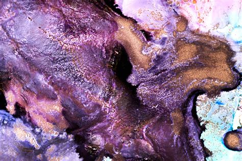 알코올 잉크 기술 보라색 금액 그림 흩어져 아크릴 방울과 소용돌이 얼룩 인쇄 재료의 고급 추상적 배경 0명에 대한 스톡 사진 및 기타 이미지 Istock