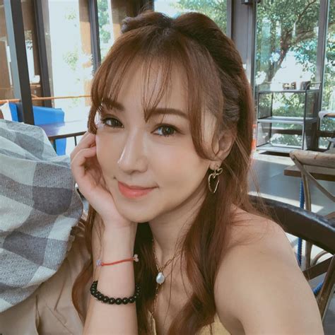 Out Of Control 媽咪grace 天啊，我剛剛差一點就要瞎了！ 齁～但是老天爺真的很疼我！！ 剛 蕾蕾頂嘴被肯尼告誡了一頓 她在沙發上淚眼婆娑，我忙著秀秀她 眼角瞄到電視櫃上放