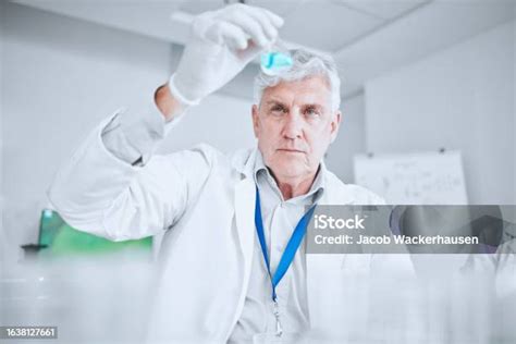 실험실 액체 용액을 가진 과학자는 의학 연구 및 제약 연구 결과를 확인합니다 의료 실험 및 미래를 위한 백신 개발 또는 약물을