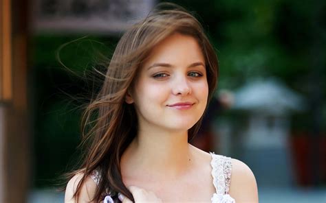 300 Beautiful Girls Wallpapers