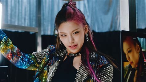 Itzy Loco Whos Who K Pop Database