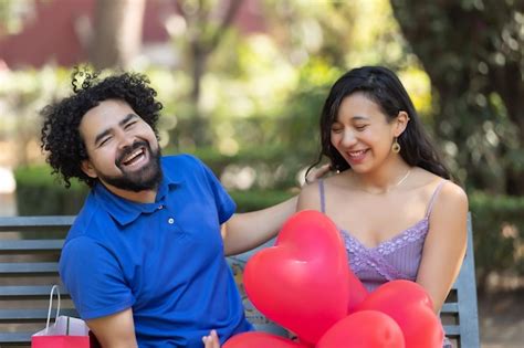 Joven Pareja Latina Mexicana Riendo Y Hablando En El D A De San Valent N Con Globos Rojos En