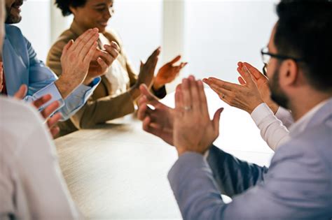 성공적인 비즈니스 미팅 후 박수를 보내는 다양한 비즈니스 인재 그룹 박수갈채에 대한 스톡 사진 및 기타 이미지 박수갈채 직원 행복 Istock