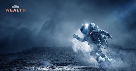 ชุดของ Prada กำลังจะปรากฏใน ‘ดวงจันทร์ ไม่ใช่รันเวย์และพรมแดง หลังช่วยออกแบบชุดนักบินอวกาศของ Nasa