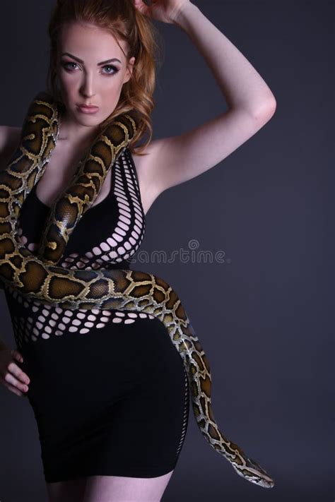 Hermosa Y Delgada Modelo Pelirroja Con Un Vestido De Malla Negra Sexy
