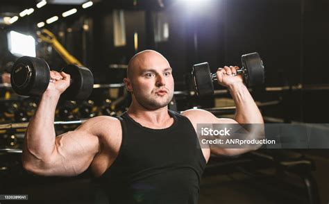 Pria Berotot Berolahraga Di Gym Melakukan Latihan Dengan Dumbbell Di Bahu Konsep Binaraga Gym