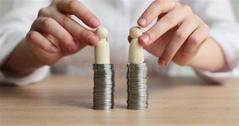 Mujer Pone Figuritas De Madera Sobre Pilas De Monedas De Plata En El Escritorio Almacen De Video