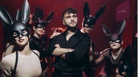 Споювали та кривдили дівчат на камеру Поліція прийшла з обшуками до організаторів пяних