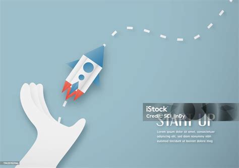 종이 절단 공예 및 종이 접기 스타일에서 시작 개념 벡터 일러스트 레이 션 로켓은 파란 하늘을 날고 있다 웹 배너 포스터 표지 광고에 대 한 템플릿 디자인입니다 아이 들을